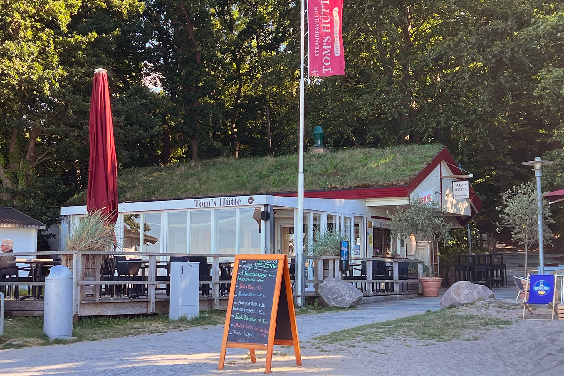 Besuch der Strand­bar Toms Hütte – hey BEACHVILLA
